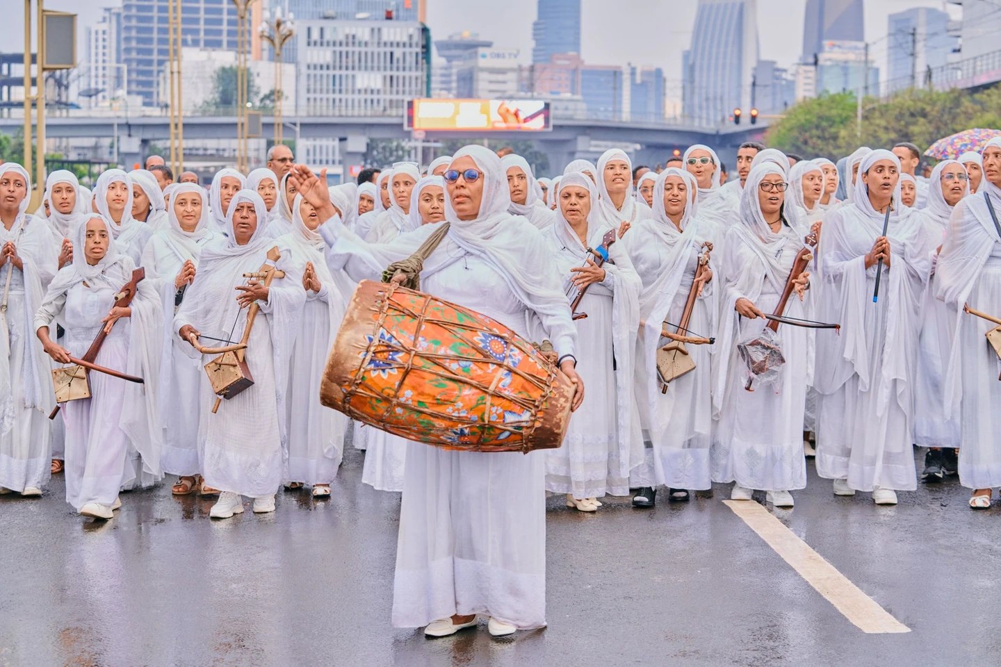 Community Mourns Lyhanna with White March in Fleurance | Mayors & Cities
